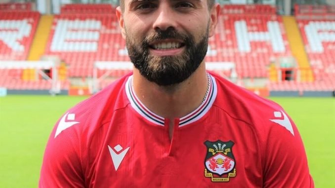 'Steady on lad!' - Elliot Lee reveals hilarious Wrexham transfer call ...